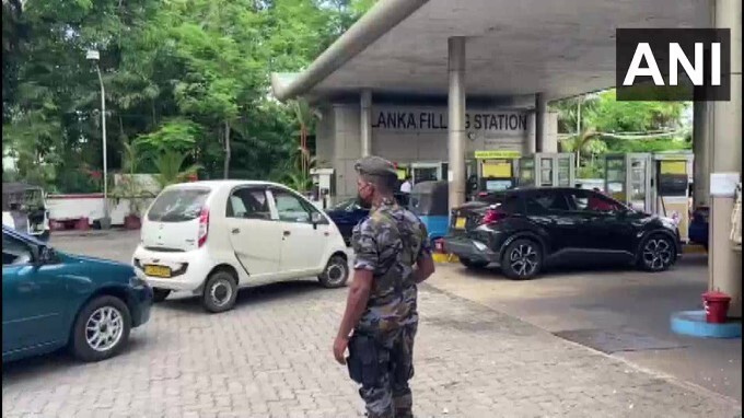 Long queue at a fuel filling station in Colombo - Oneindia