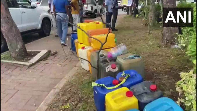 Long queue at a fuel filling station in Colombo - Oneindia