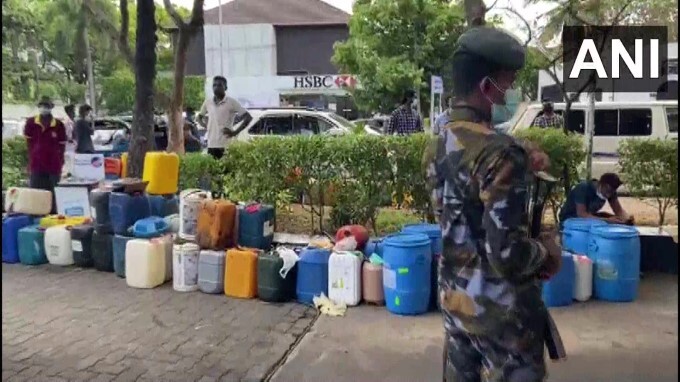 Long queue at a fuel filling station in Colombo - Oneindia