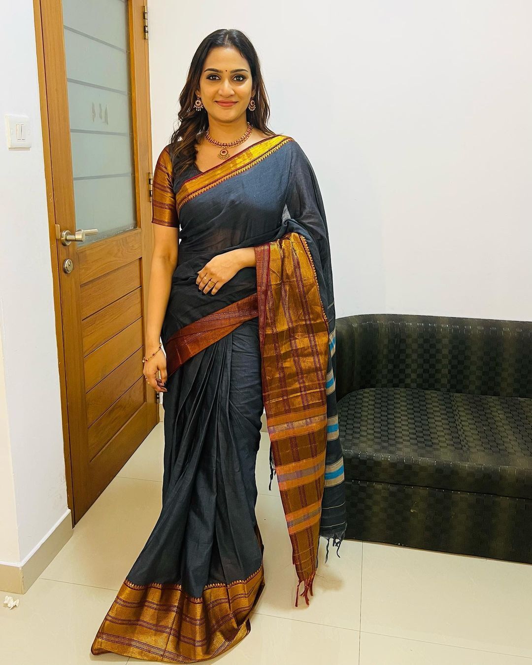 'സ്ത്രീത്വം വിളങ്ങുന്ന മുഖം, എന്താ ഐശ്വര്യം'; അതിഥി രവി സാരിയിൽ തക ...