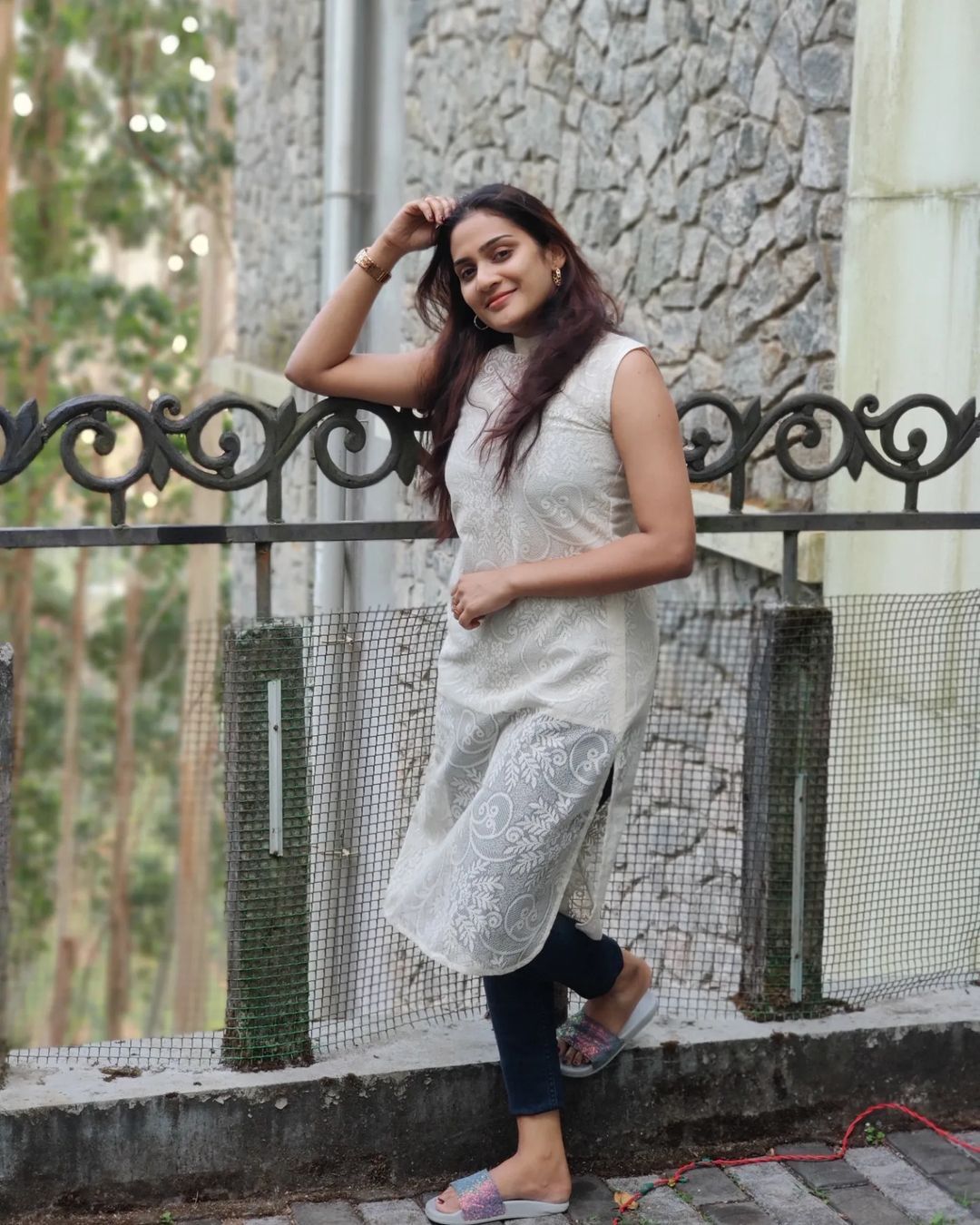 'സ്ത്രീത്വം വിളങ്ങുന്ന മുഖം, എന്താ ഐശ്വര്യം'; അതിഥി രവി സാരിയിൽ തക ...