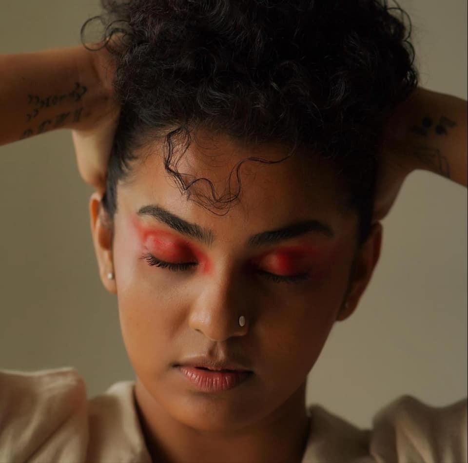 'ഇതേത് ആസനം'? ചിരിപ്പിച്ച് പാർവ്വതിയുടെ പുതിയ പോസ്, ചിത്രം വൈറ ...