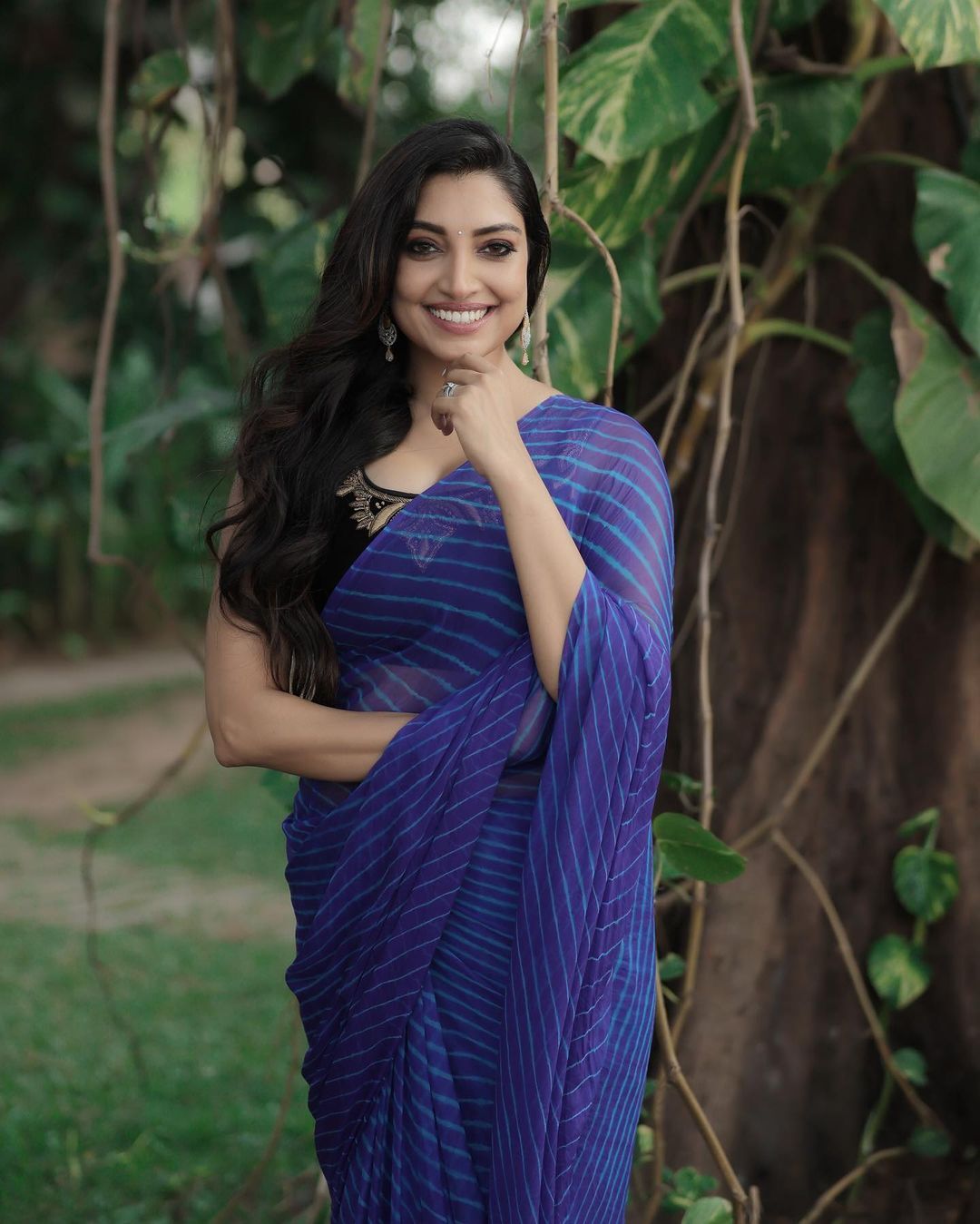 PHOTOS : அப்பப்பா... புடவையில் ஆளை மயக்கும் ரிது மந்திரா....சூப்பர் ...