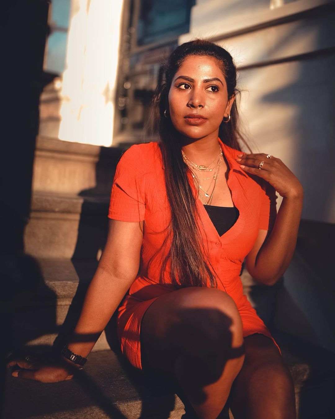 PHOTOS : அந்தி வெயிலில் மின்னும் சுவிதா... உச் கொட்டும் ரசிகர்கள் ...