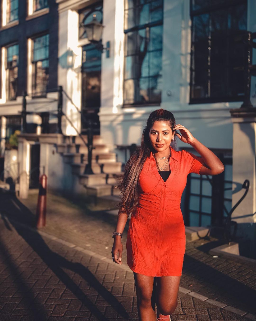 PHOTOS : அந்தி வெயிலில் மின்னும் சுவிதா... உச் கொட்டும் ரசிகர்கள் ...