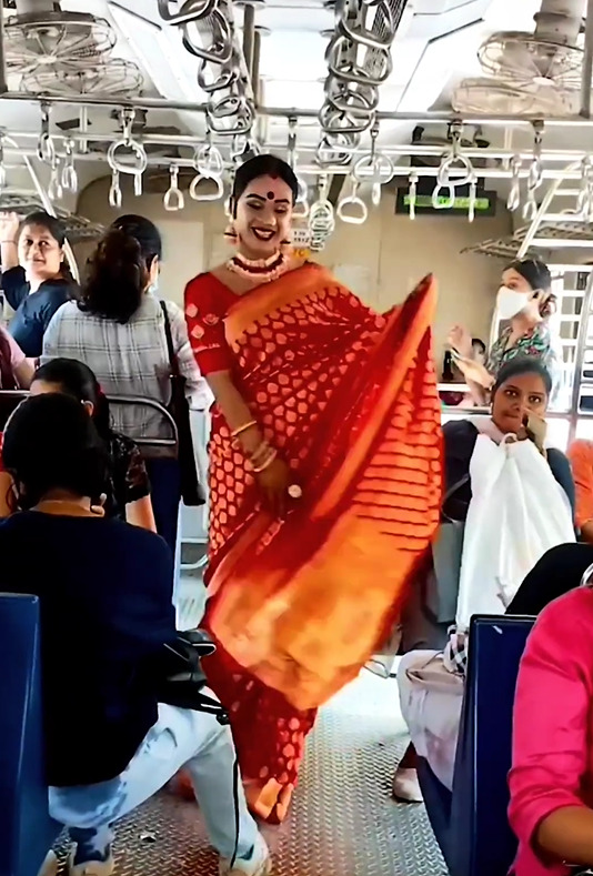 PHOTOS : ஓடும் ரயிலில் குத்தாட்டம் போட்ட திருநங்கை.. வியந்துபோன பயணிகள் ...