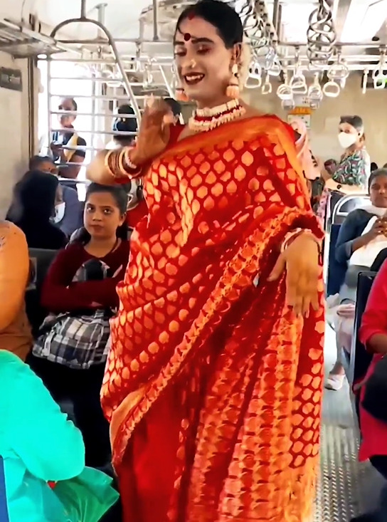 PHOTOS : ஓடும் ரயிலில் குத்தாட்டம் போட்ட திருநங்கை.. வியந்துபோன பயணிகள் ...