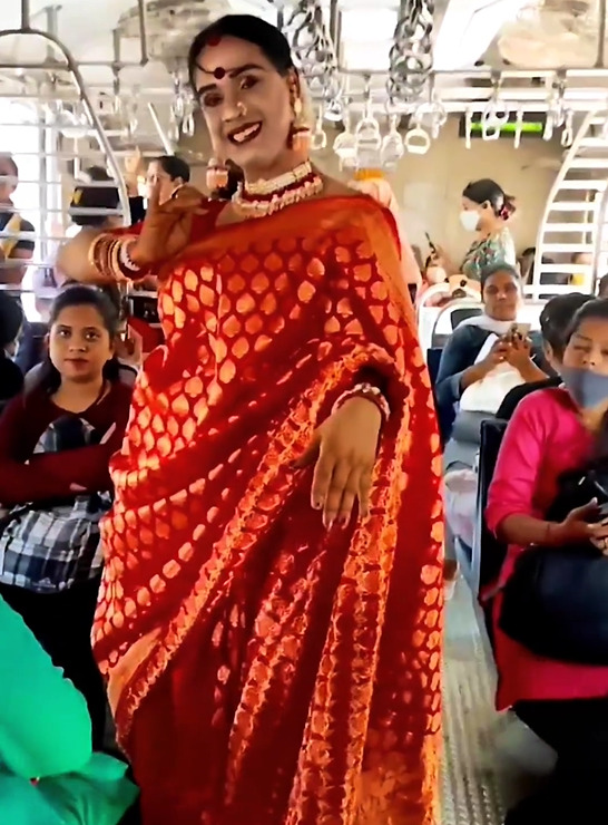 PHOTOS : ஓடும் ரயிலில் குத்தாட்டம் போட்ட திருநங்கை.. வியந்துபோன பயணிகள் ...