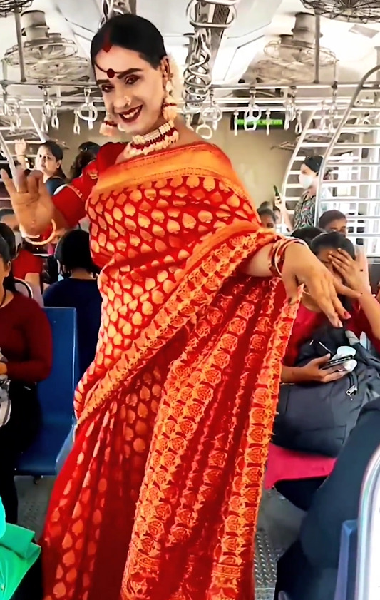 PHOTOS : ஓடும் ரயிலில் குத்தாட்டம் போட்ட திருநங்கை.. வியந்துபோன பயணிகள் ...