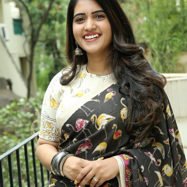 చీరలో స్రవంతి.. పోతోందిగా మతి..!! | Bigg Boss Beauty Sravanthi ...