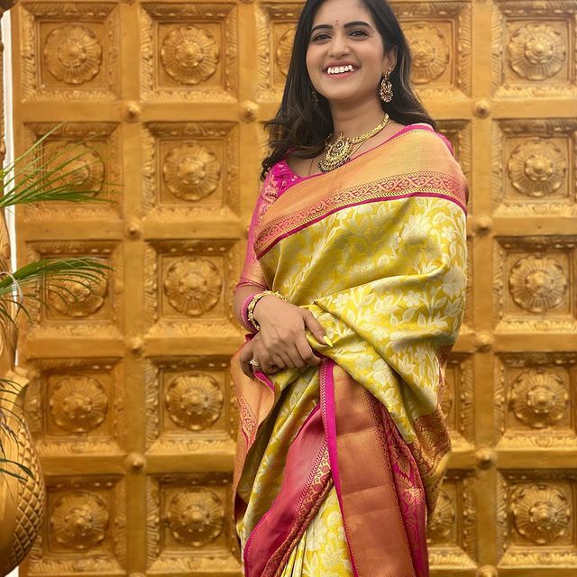 చీరలో స్రవంతి.. పోతోందిగా మతి..!! | Bigg Boss Beauty Sravanthi ...