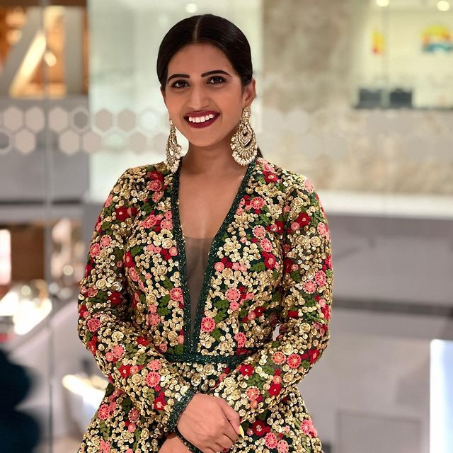 చీరలో స్రవంతి.. పోతోందిగా మతి..!! | Bigg Boss Beauty Sravanthi ...