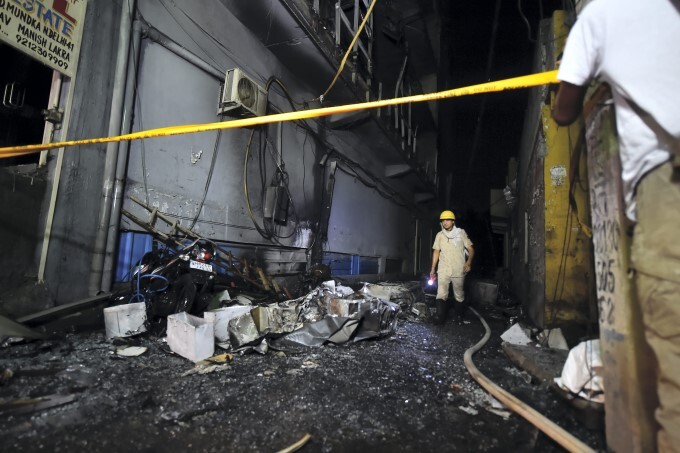 Massive Fire breaks Out at an office building In New Delhi - Oneindia