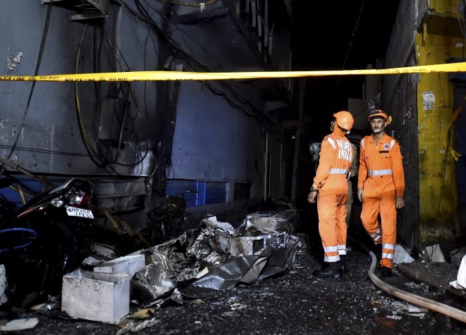 Massive Fire breaks Out at an office building In New Delhi - Oneindia