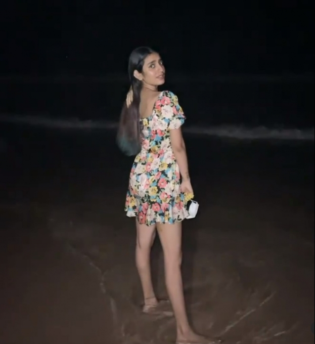 PHOTOS : கும் இருட்டு.. கடற்கரையில் காற்றுவாங்கும் பிரியா வாரியர் ...