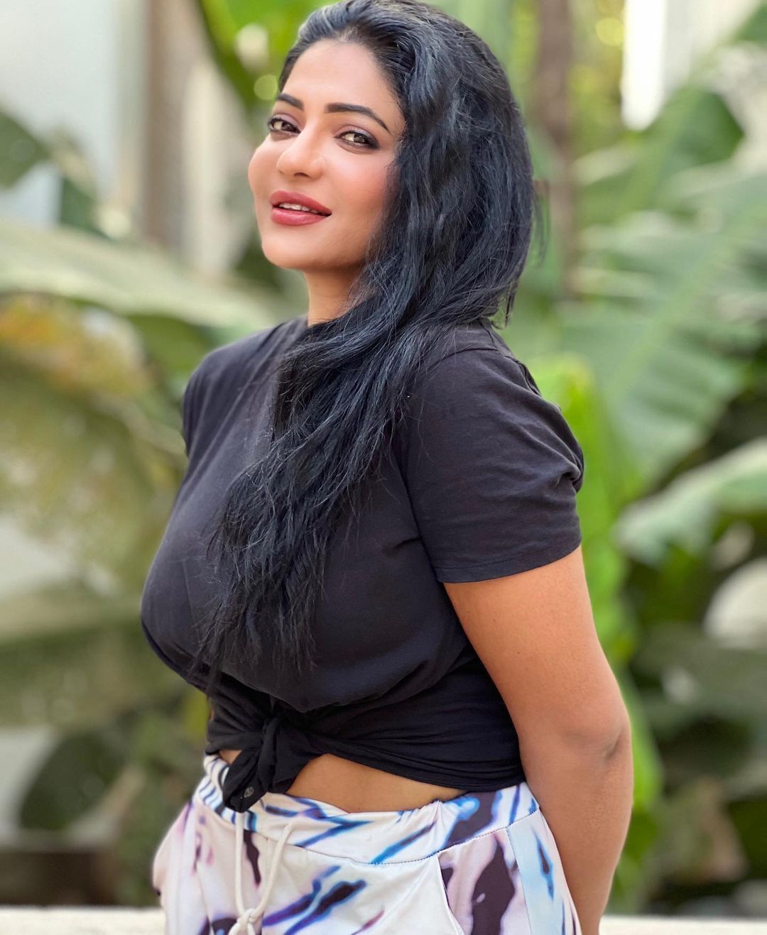 PHOTOS : முடிச்சு போட்ட டி-ஷர்ட்.. டைட்டான ஜிம் சூட்டில் செம போஸ் ...