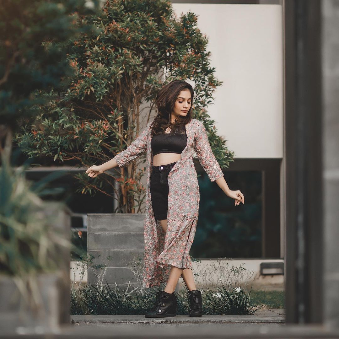 'സുന്ദരീ കണ്ണാലൊരു...' സാരിയില്‍ ആരാധകരുടെ മനസ് കവര്‍ന്ന് ആര്യ ബഡായി ...