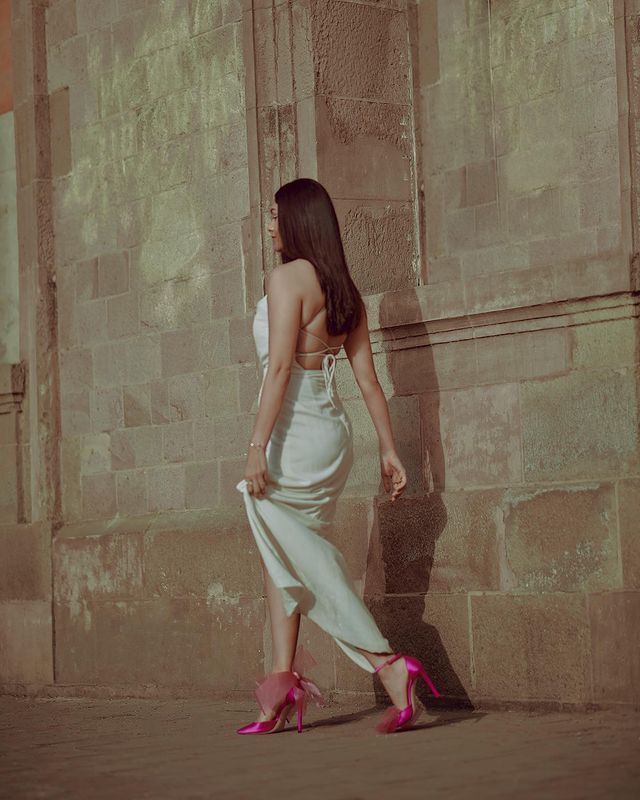 Backless ड्रेस में मृणाल ठाकुर ने दिए ऐसे पोज, Photos में दिखा ग्लैमरस ...