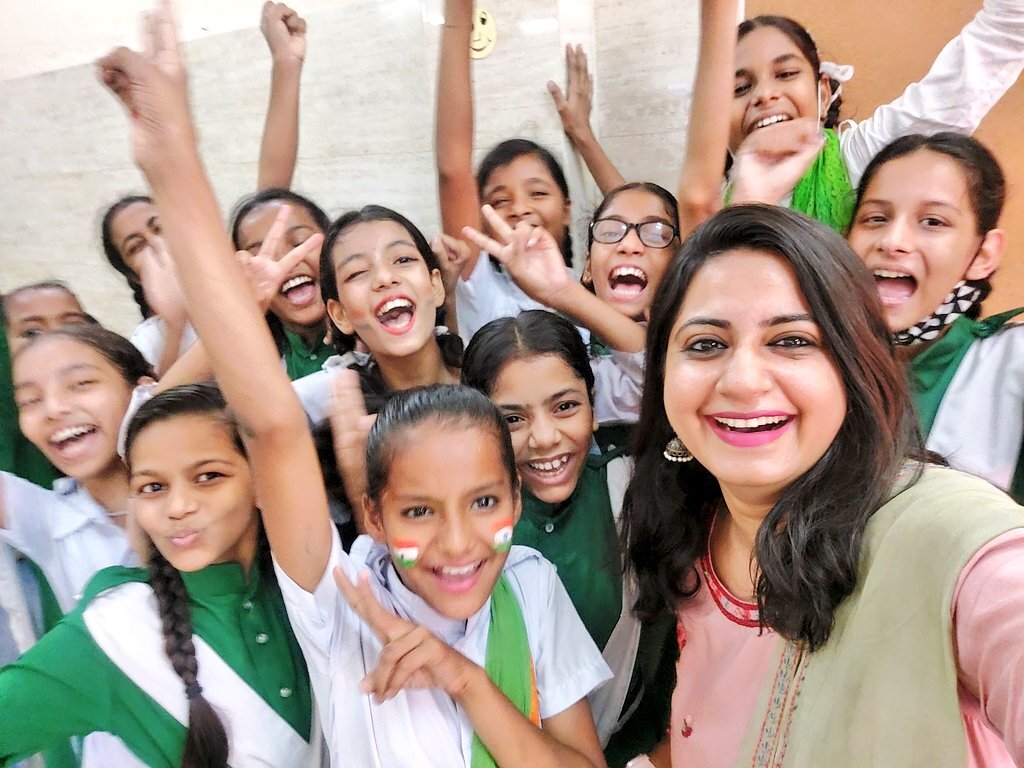 मिलिए दिल्ली स्कूल की सरकारी टीचर मनु गुलाटी से, आखिर क्यों हो रही है ...