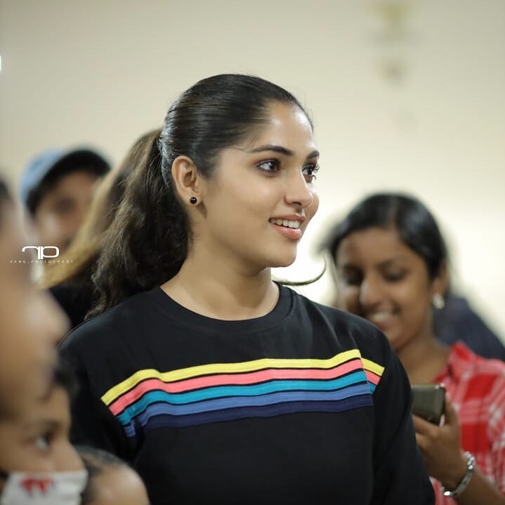 സ്റ്റൈലൻ ലുക്കിൽ മുക്ത; നടിയുടെ ഭാവങ്ങൾ വ്യത്യസ്തം, വൈറലായ ചിത്രങ്ങ ...
