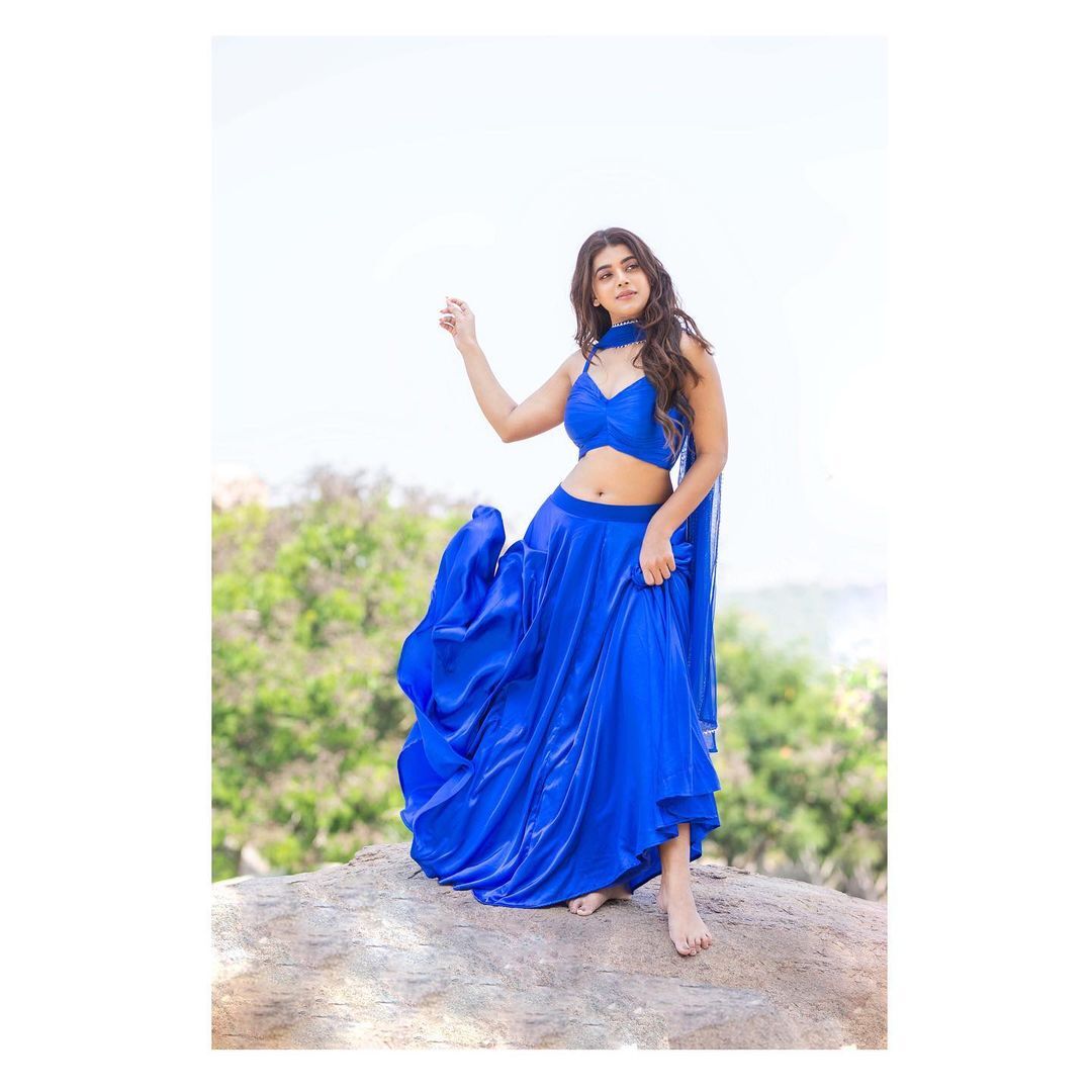 PHOTOS : வாவ்.. நீர்வீழ்ச்சியில் குதித்து விளையாடும் யாமினி பாஸ்கர் ...