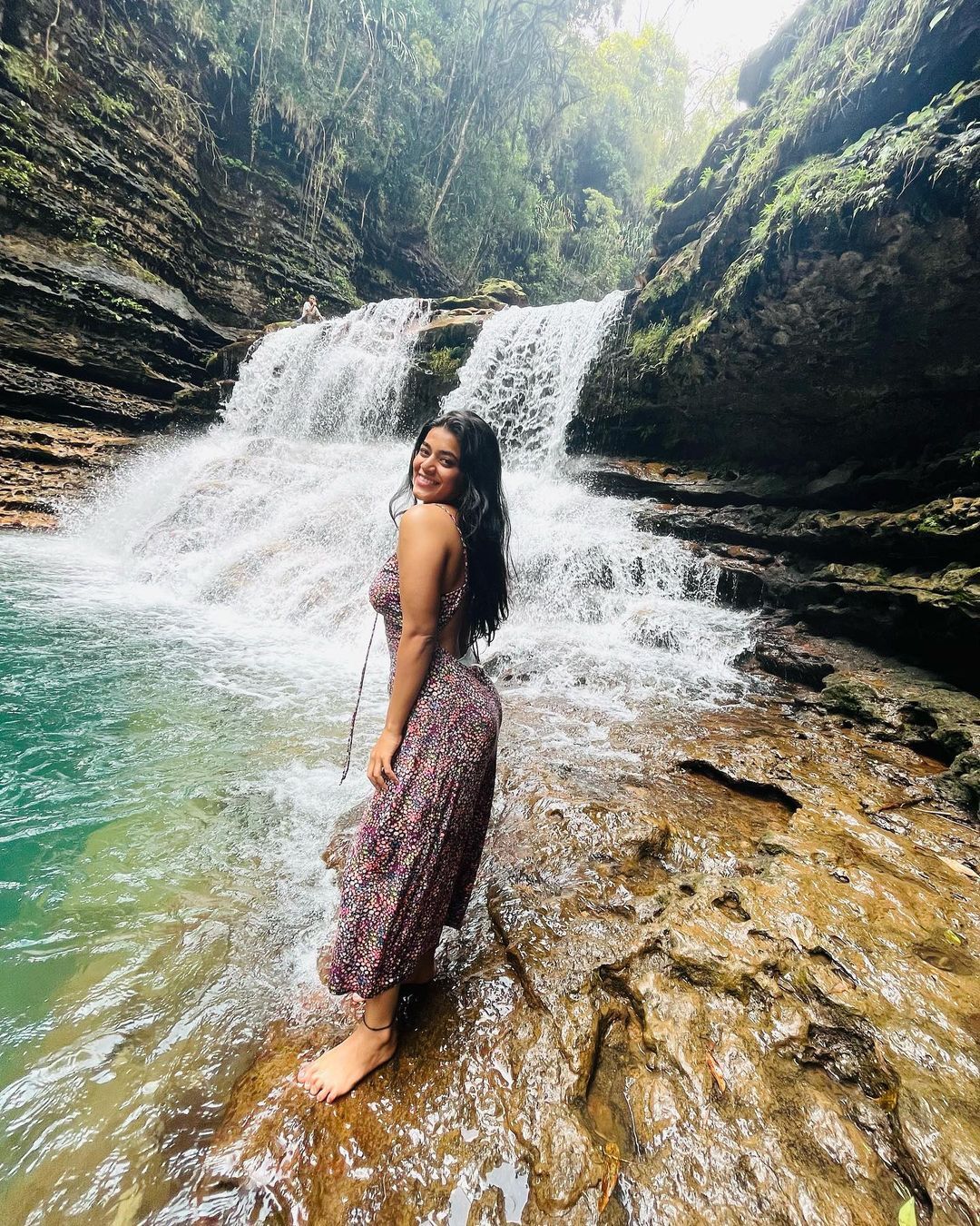 PHOTOS : வாவ்.. நீர்வீழ்ச்சியில் குதித்து விளையாடும் யாமினி பாஸ்கர் ...