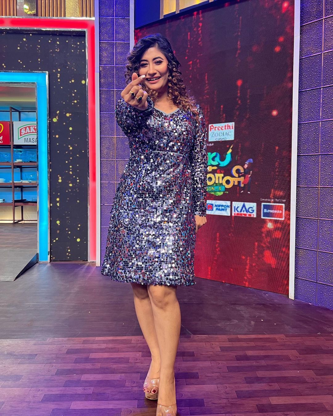 PHOTOS : குக் வித் கோமாளி செட்டில் அட்ராசிட்டி செய்யும் சுனிதா ...