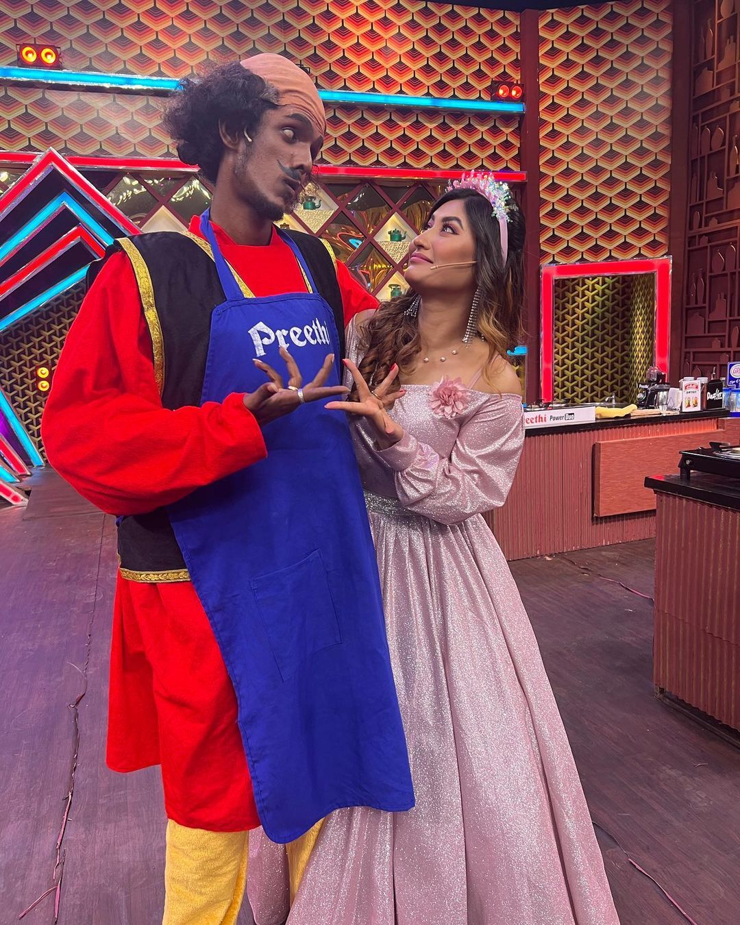 PHOTOS : குக் வித் கோமாளி செட்டில் அட்ராசிட்டி செய்யும் சுனிதா ...