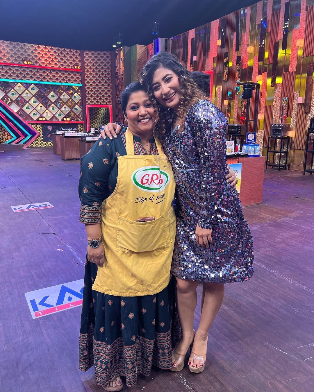 PHOTOS : குக் வித் கோமாளி செட்டில் அட்ராசிட்டி செய்யும் சுனிதா ...