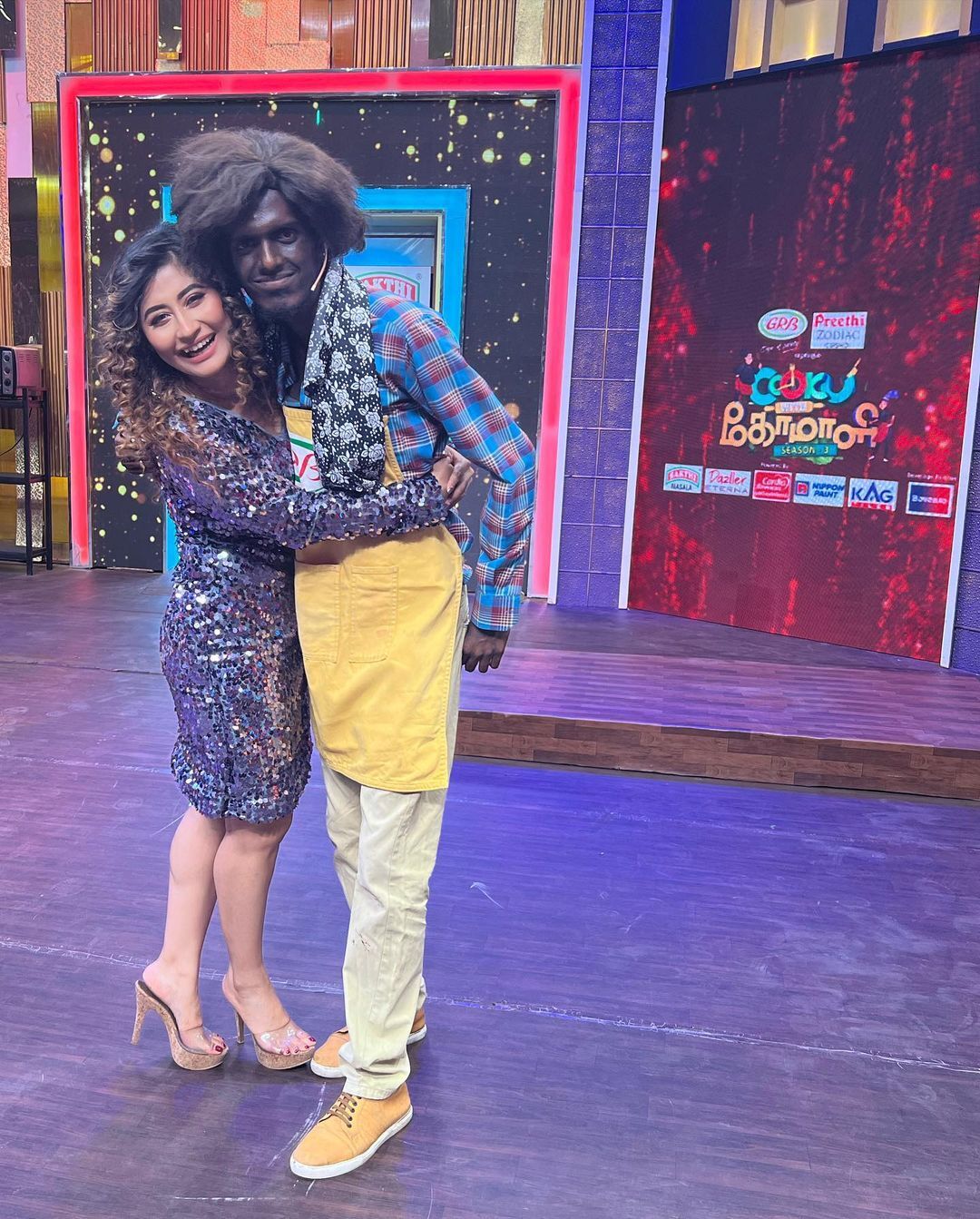 PHOTOS : குக் வித் கோமாளி செட்டில் அட்ராசிட்டி செய்யும் சுனிதா ...