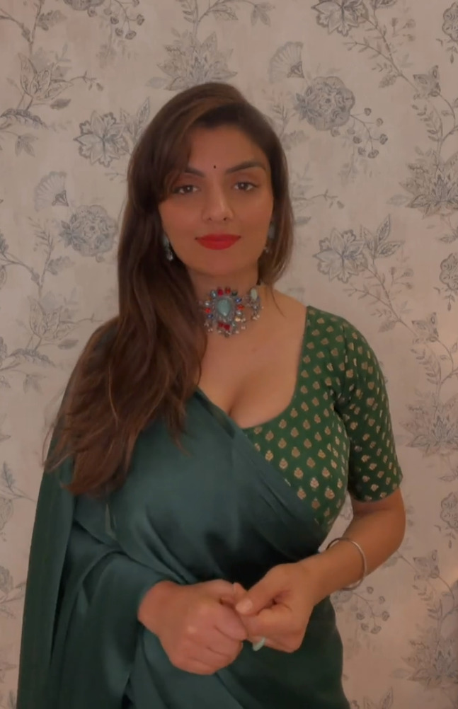 PHOTOS : ப்பா.. பச்சை சேலையில் பளிச்சென்று தெரியும் அழகு.. தேவதையாக ...