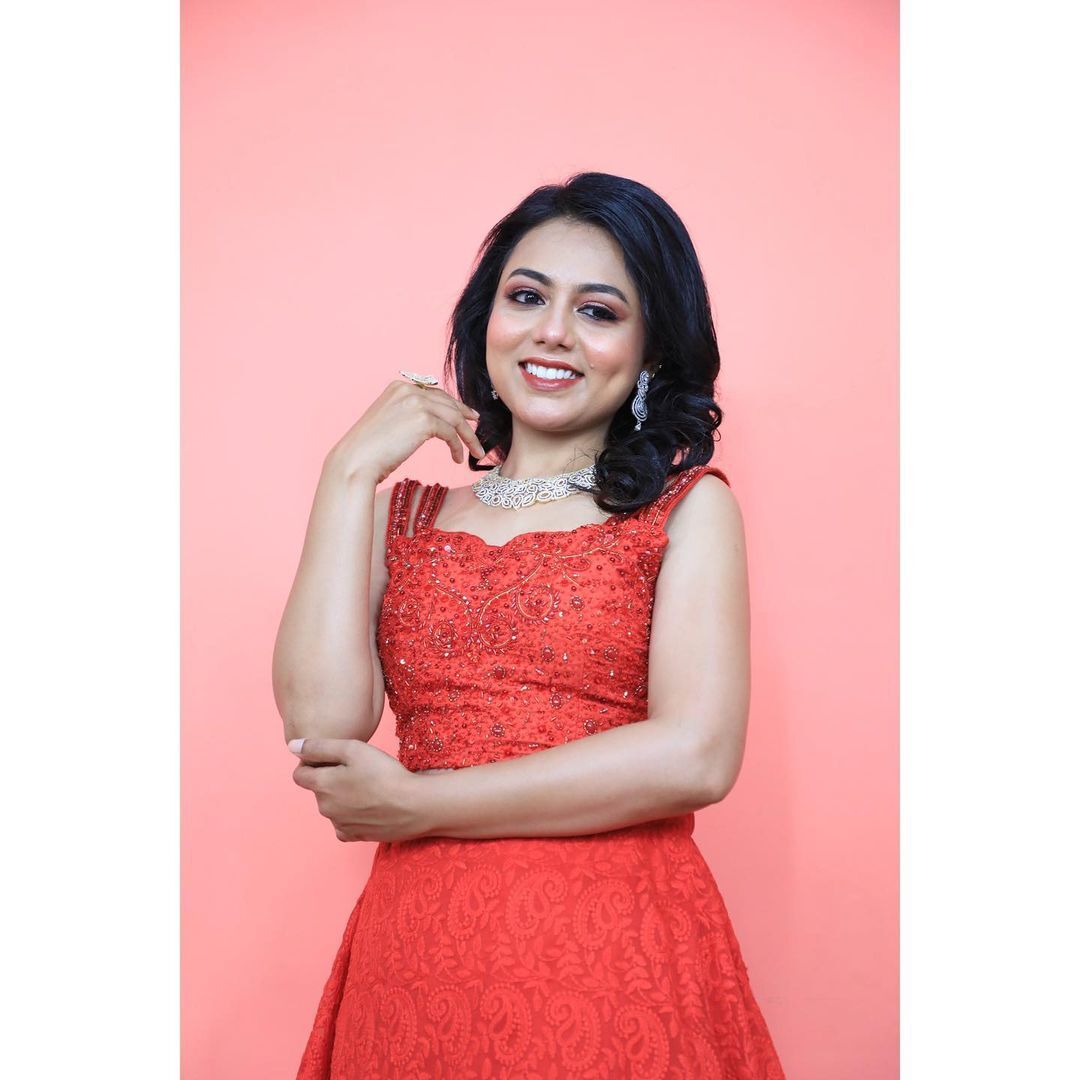 PHOTOS : வாவ்..புடவையில் ஆளை மயக்கும் வீஜே தாரா..வசிகரிக்கும் கலக்கல் ...