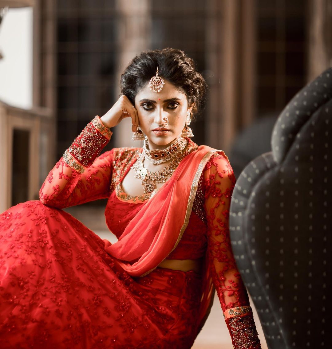 PHOTOS : சைட் போஸில் செம லுக்.. சுண்டியிழுக்கும் ஆயிஷாவின் நச் போட்டோஸ் ...