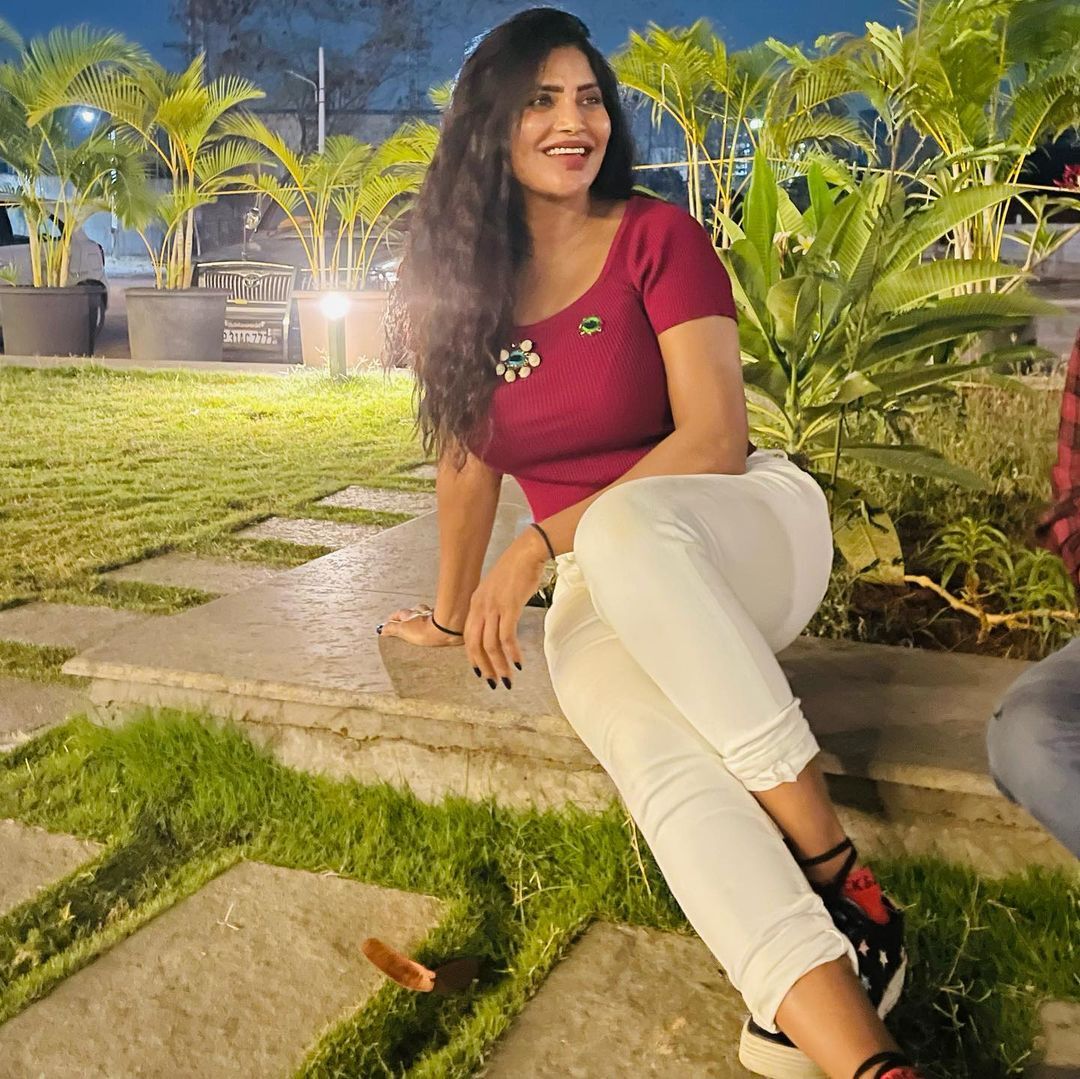PHOTOS : யப்பா.. அப்படியொரு லுக்! பார்வையாலே ரசிகர்களை பந்தாடும் ஸ்ரீ ...