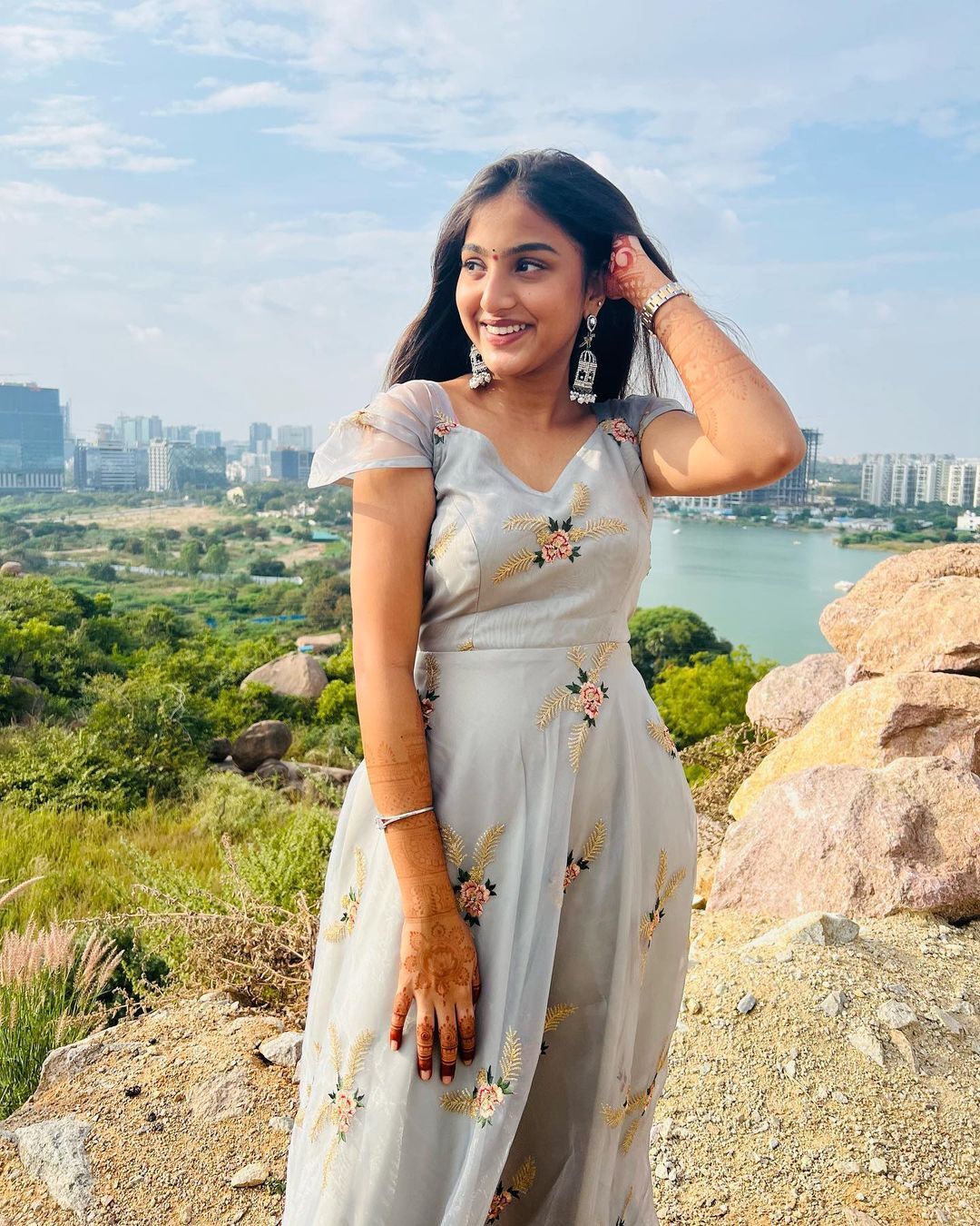 PHOTOS : வாவ்.. தலை சாய்த்து கேமராவை குறுகுறுவென பார்க்கும் கந்தக் ...
