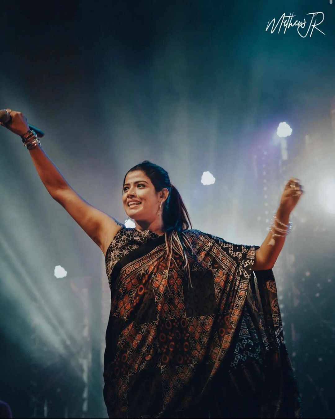 വേദിയിലും കൈകോര്‍ത്ത്...; ഒരുമിച്ച് പാടിയും ആടിയും ഗോപി സുന്ദറും അമൃതയും | Singer Amritha Suresh ...