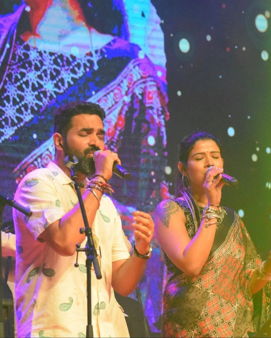 വേദിയിലും കൈകോര്‍ത്ത്...; ഒരുമിച്ച് പാടിയും ആടിയും ഗോപി സുന്ദറും ...