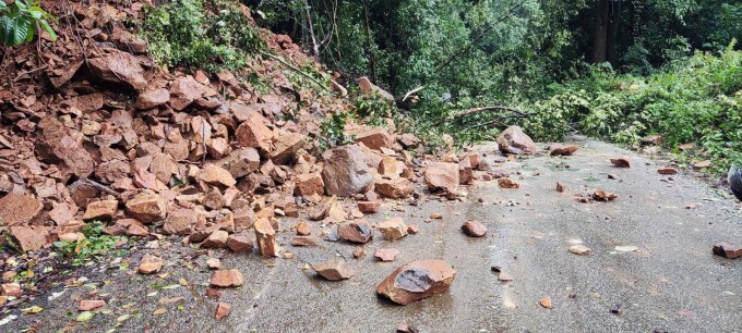 ಉತ್ತರ ಕನ್ನಡ: ಅಣಶಿ ಬಳಿ ಗುಡ್ಡ ಕುಸಿತ: 3 ತಾಲೂಕಿನ ಜನರಿಗೆ ಸಂಕಷ್ಟ | Traffic ...