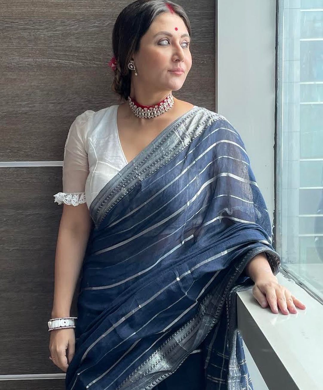 আটপৌরে নীল শাড়িতে ‘‌শ্রীমতী‌ হয়ে উঠেছেন স্বস্তিকা মুখোপাধ্যায় তাঁর 1220