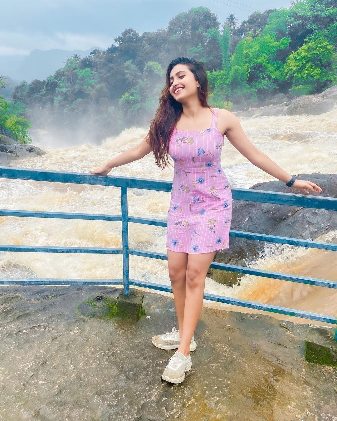 కొండ కోనల మధ్య దీపికా పిల్లి వయ్యారాలు | Anchor Deepika Pilli Sizzling Photos In Munnar ...
