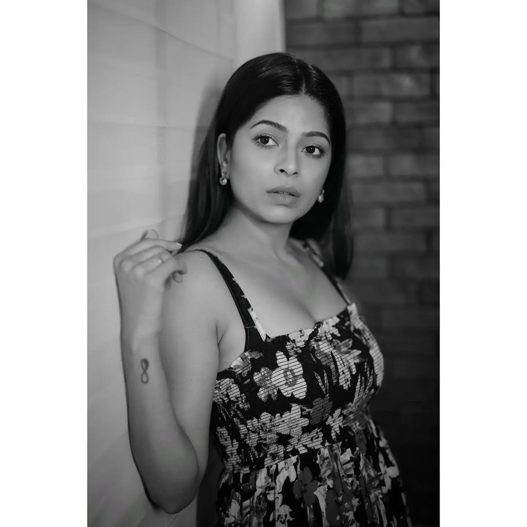 PHOTOS : டைட் ஷர்டில் ஷோஃபாவில் அப்படியொரு போஸ்.. விஜே பவித்ராவின் ...