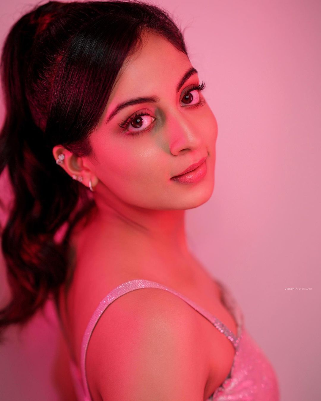 మళయాళ బ్యూటీ మత్తెక్కించే అందాలు.. ట్రెండీ వేర్స్‌లో ఇషాని కృష్ణ రచ్చ ...