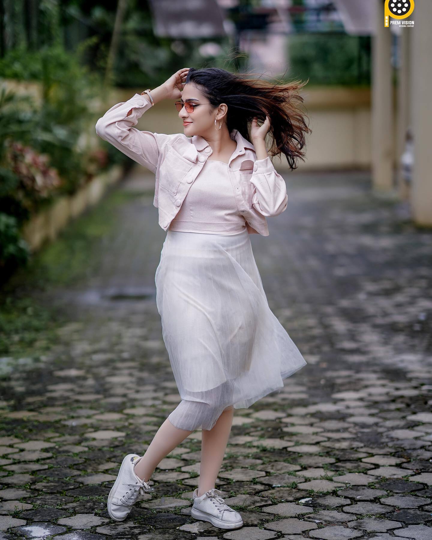 ചിരിയും ക്യൂട്ട്‌നെസും വിട്ടൊരു കളിയില്ല...ഇത് കലക്കിയല്ലോ അദിതി ...