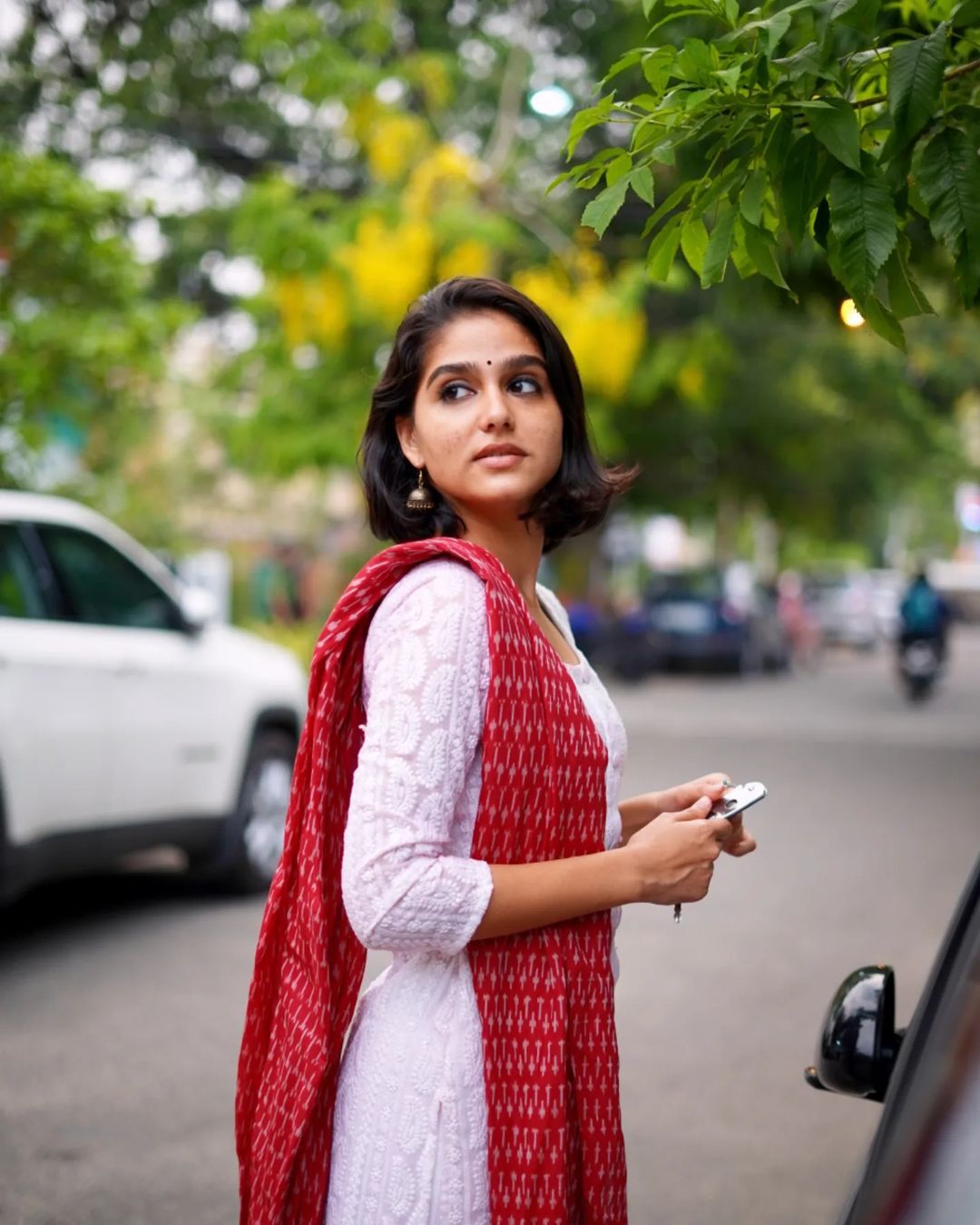 സിംപിള്‍ ക്യൂട്ട് ലുക്കില്‍ ആരാധകരുടെ പ്രിയപ്പെട്ട താരം; വേറിട്ട ...