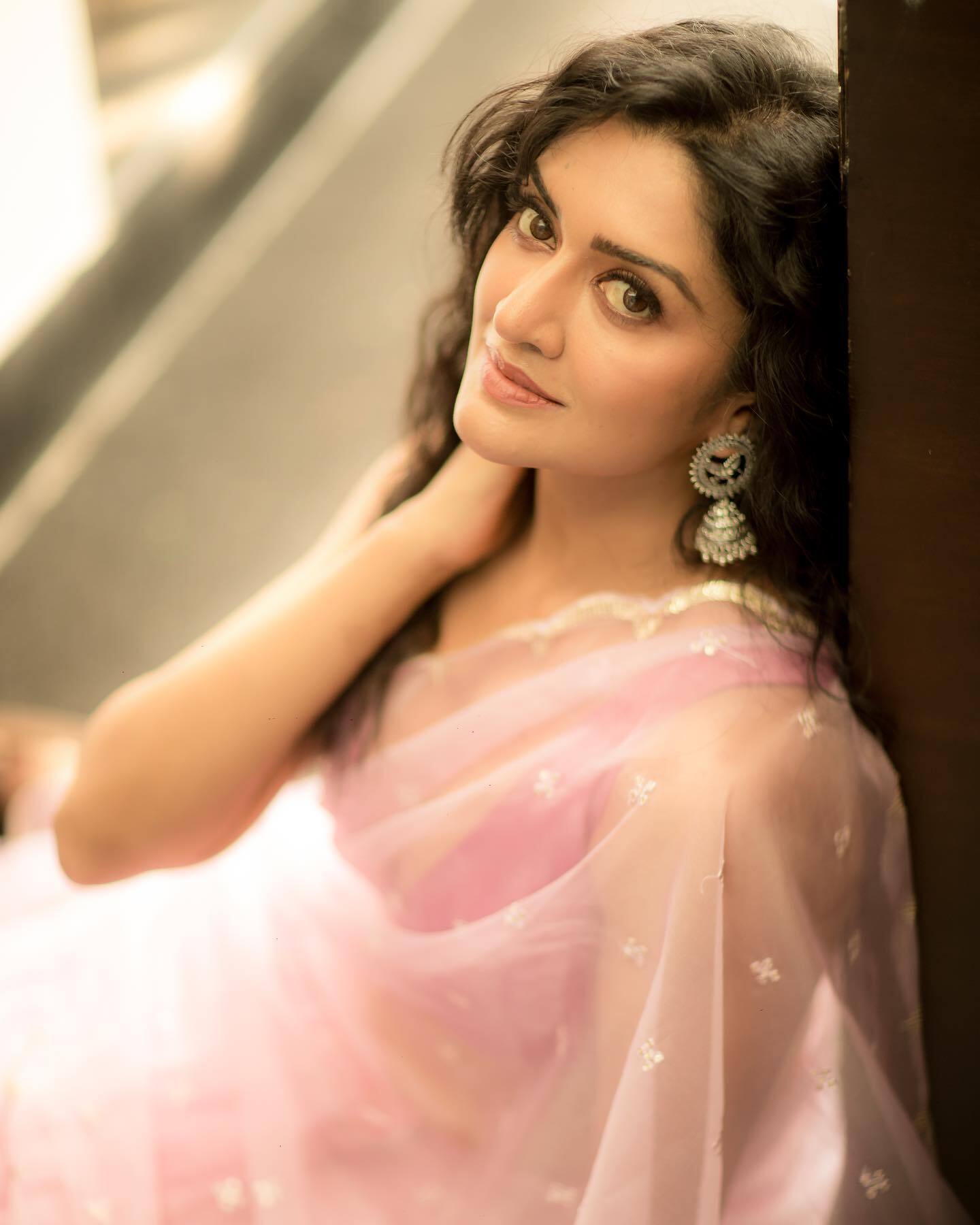 ട്രാന്‍സ്പരന്റ് സാരിയില്‍ കലക്കന്‍ ചിത്രങ്ങളുമായി വിമല രാമന് ...