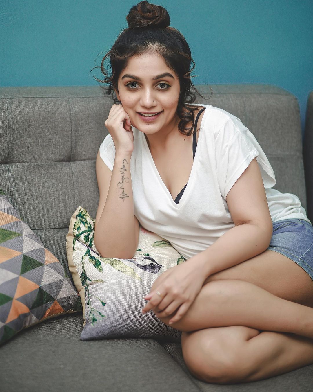 ട്രെൻഡിംങ് ലുക്കും ക്യൂട്ട് ചിരിയുമായി ആര്യ; ആരാധകരെ കയ്യിലെടുത്ത ...