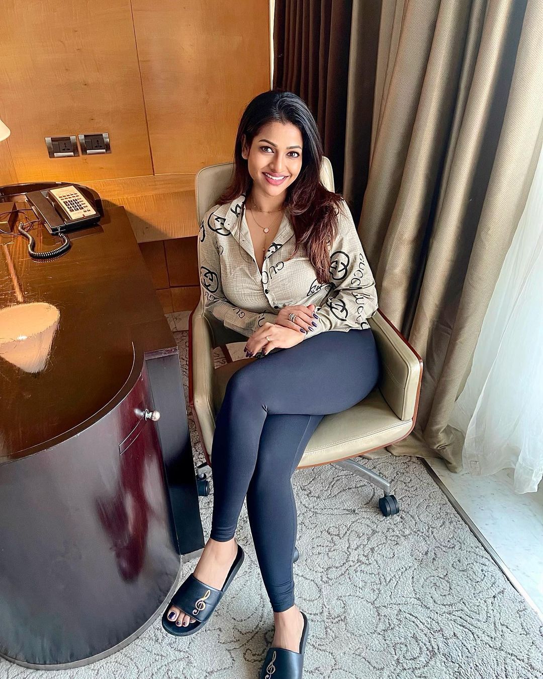 PHOTOS : அட அட.. வெள்ளை புடவையில் பவ்யமாக இருக்கும் லீசா.. கிறங்கடிக்கும் நச் போட்டோஸ் இதோ ...