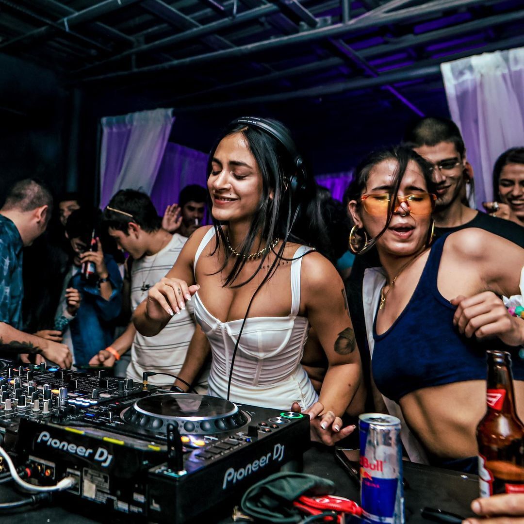 PHOTOS : வொயிட் டாப்பில் வசீகரிக்கும் லுக்.. பாடகி அம்பிகா நாயகியின் ...