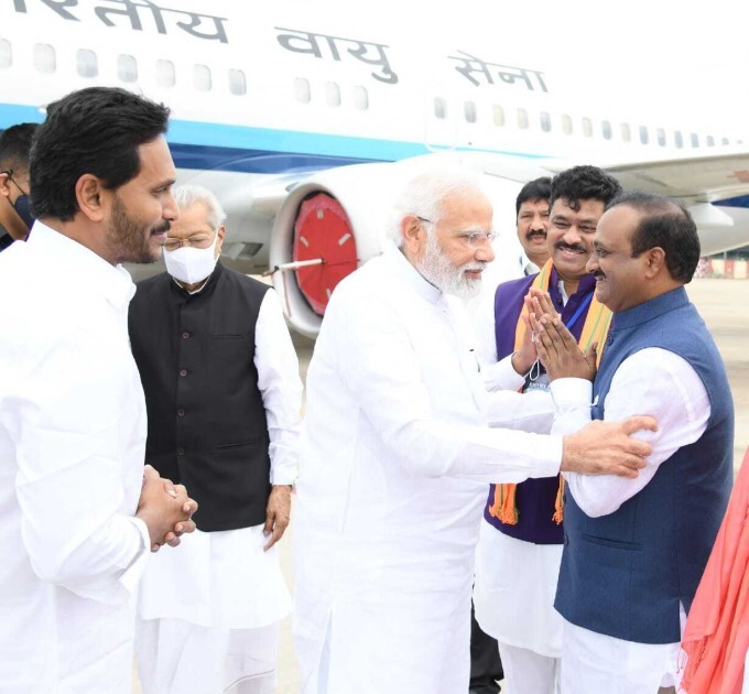 PM Modi received by AP CM Jaganmohan And Other Leaders - Oneindia