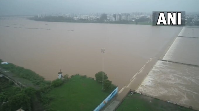 Water level rises At Tapi River in Surat Due to heavy rainfall - Oneindia